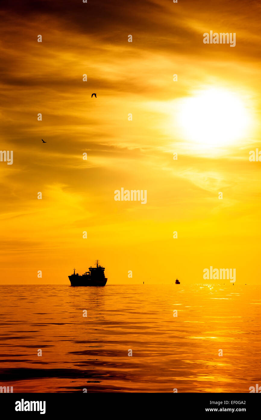 Industrial maritime setting hi-res stock photography and images - Alamy