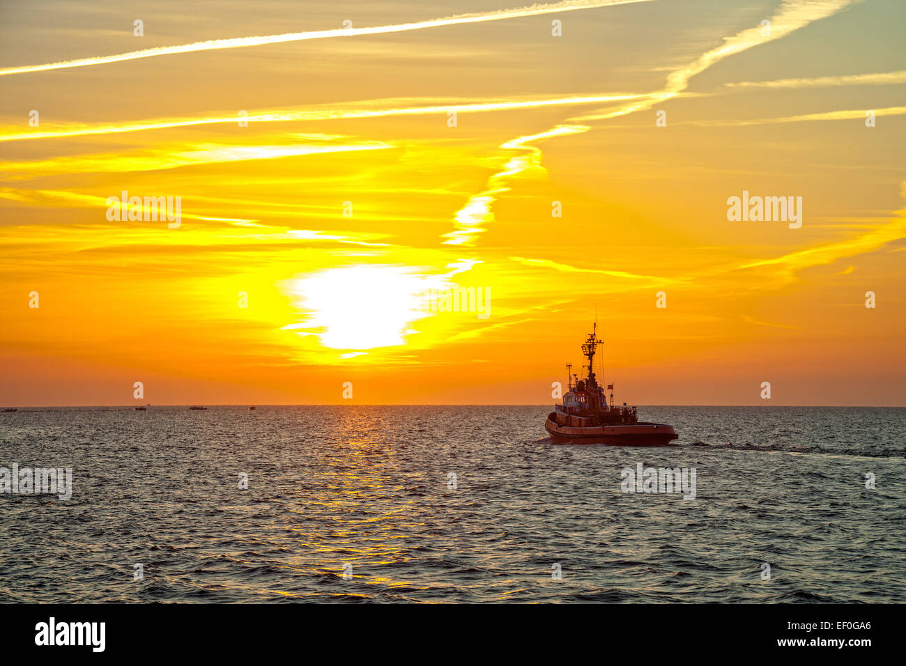 Tugboat sunset hi-res stock photography and images - Alamy