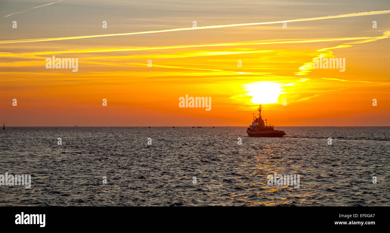 Tug tugboat ship bulk cargo carrier hi-res stock photography and images ...