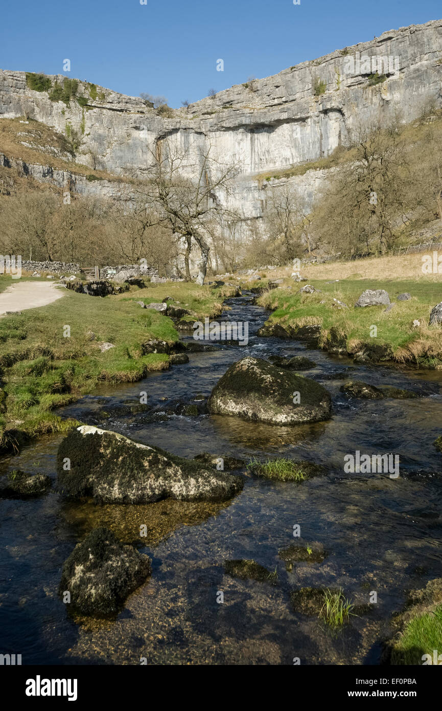 Malham village limestone scenery hi-res stock photography and images ...