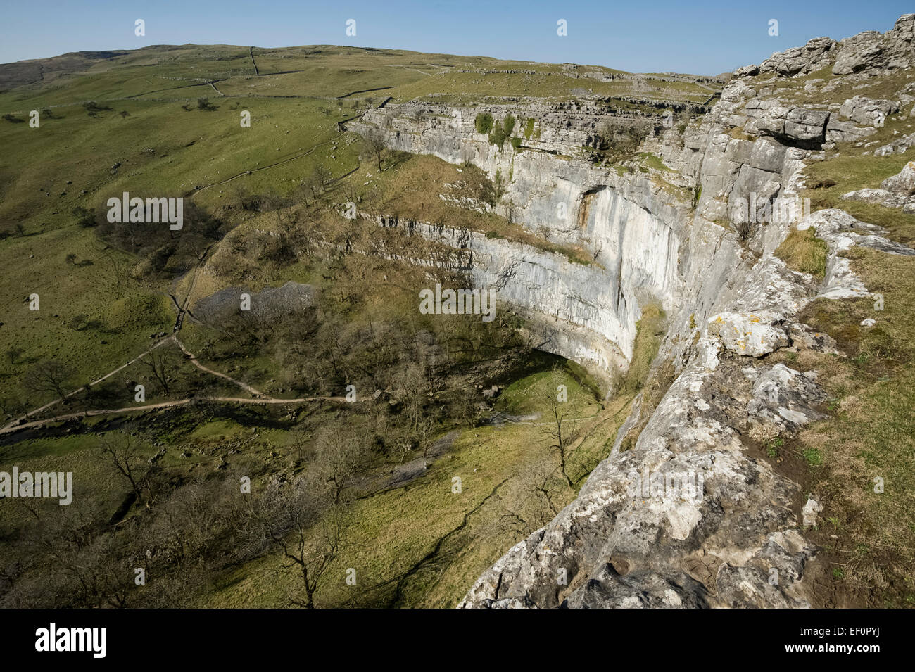 Malham village limestone scenery hi-res stock photography and images ...