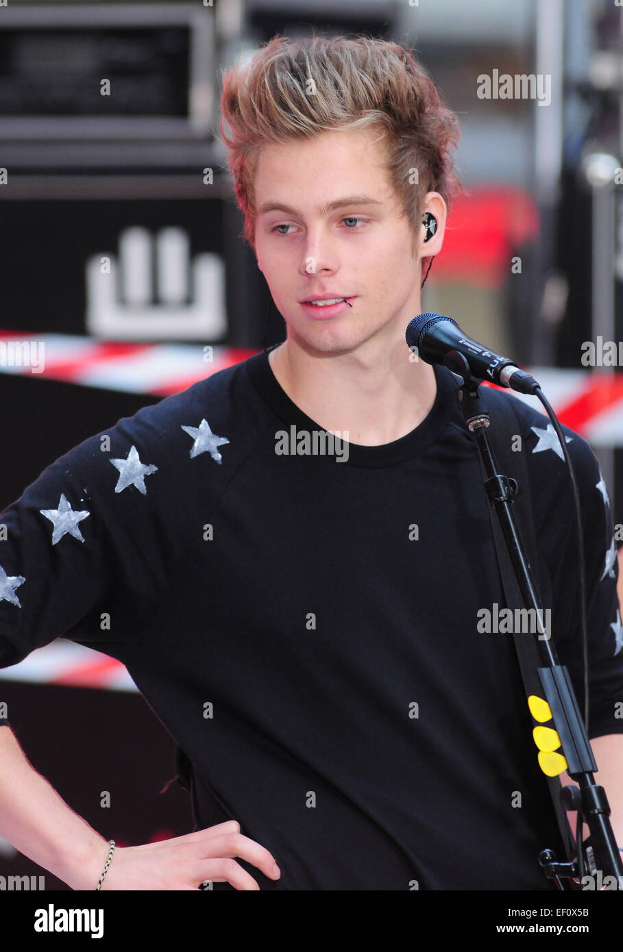 Australian pop punk band 5 Seconds of Summer draws a huge crowd as they ...