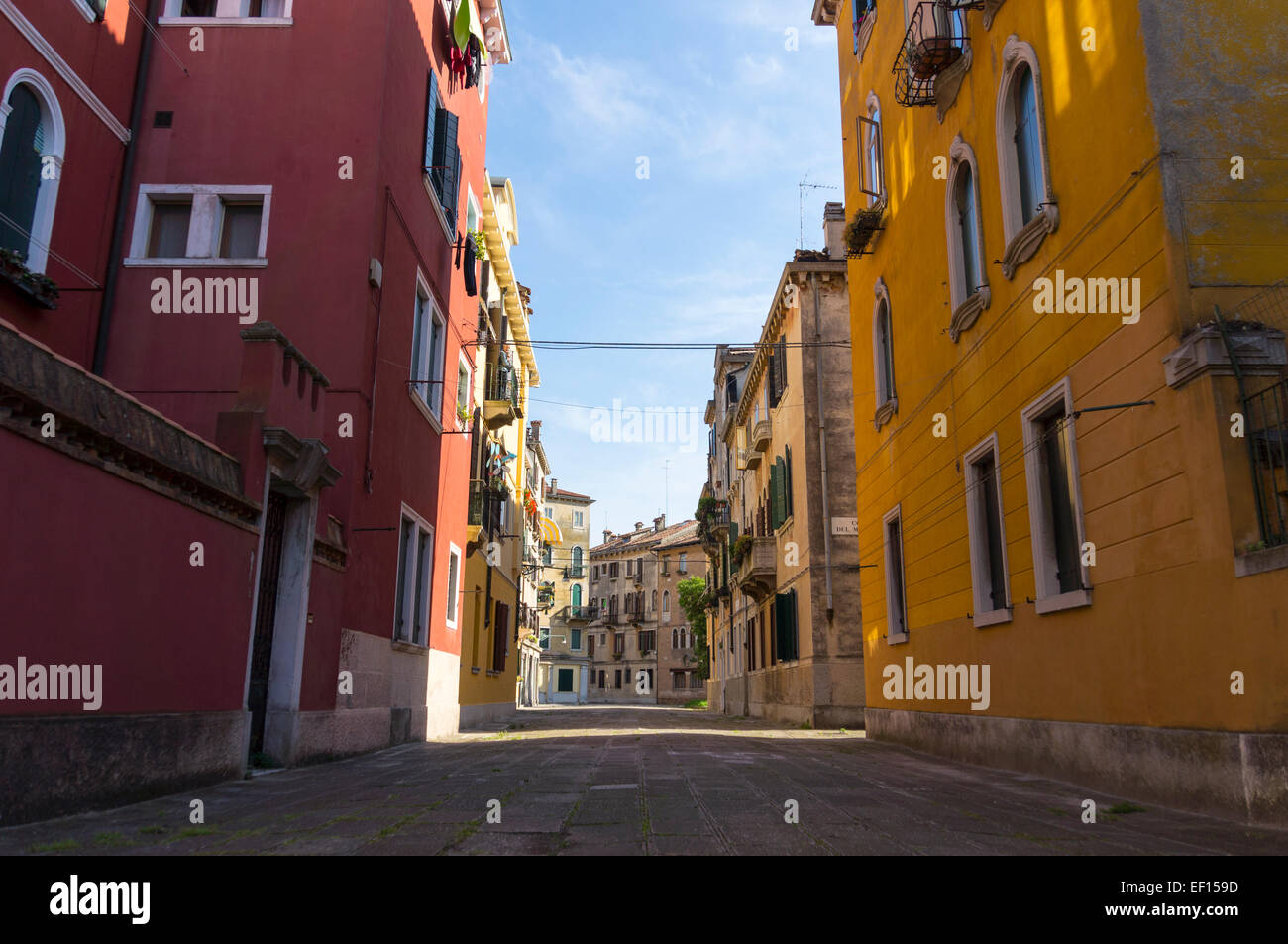 Buildings houses narrow canals hi-res stock photography and images - Alamy