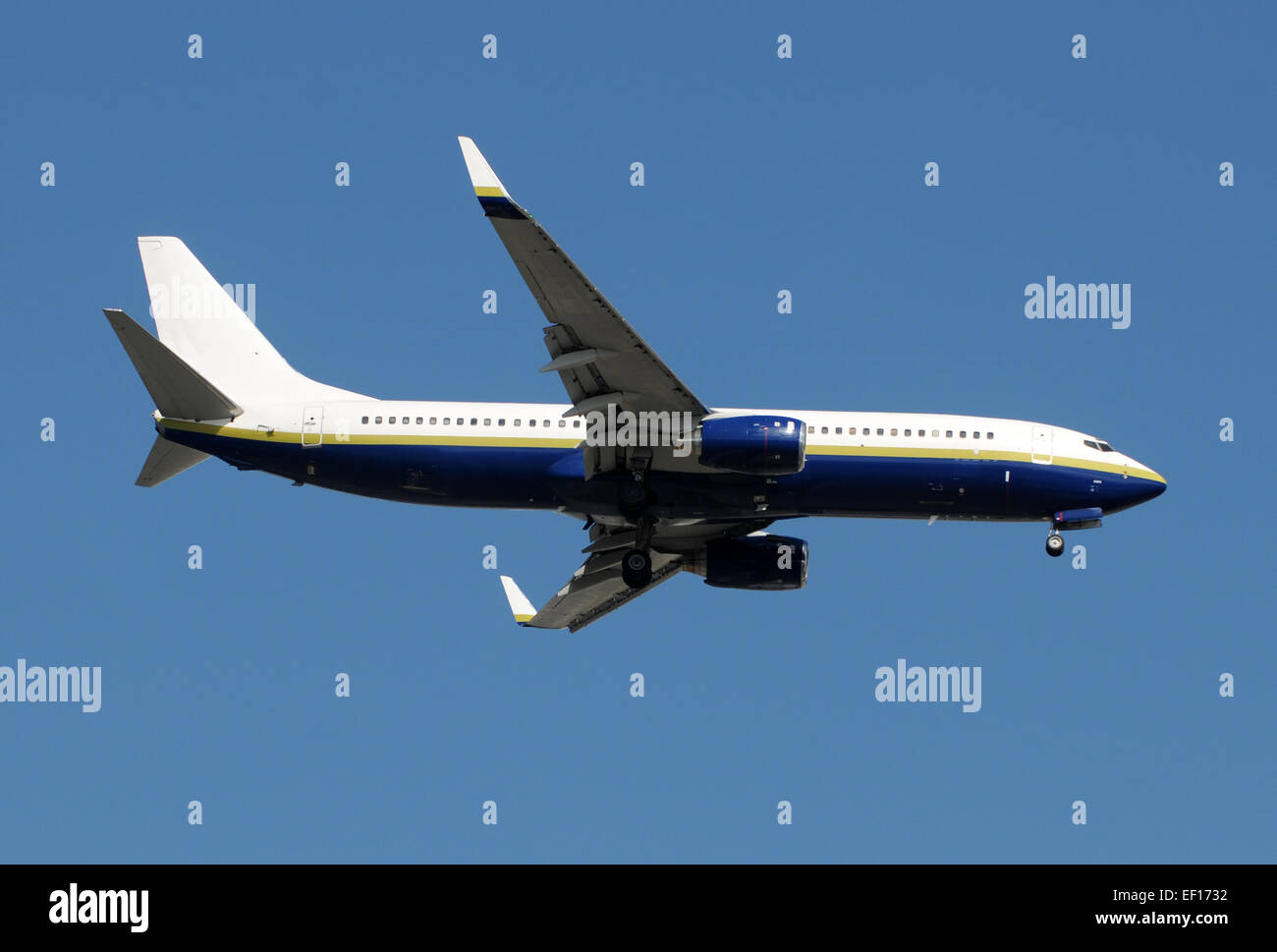 Passenger jet airplane in leveled flight Boeing 737 Stock Photo - Alamy