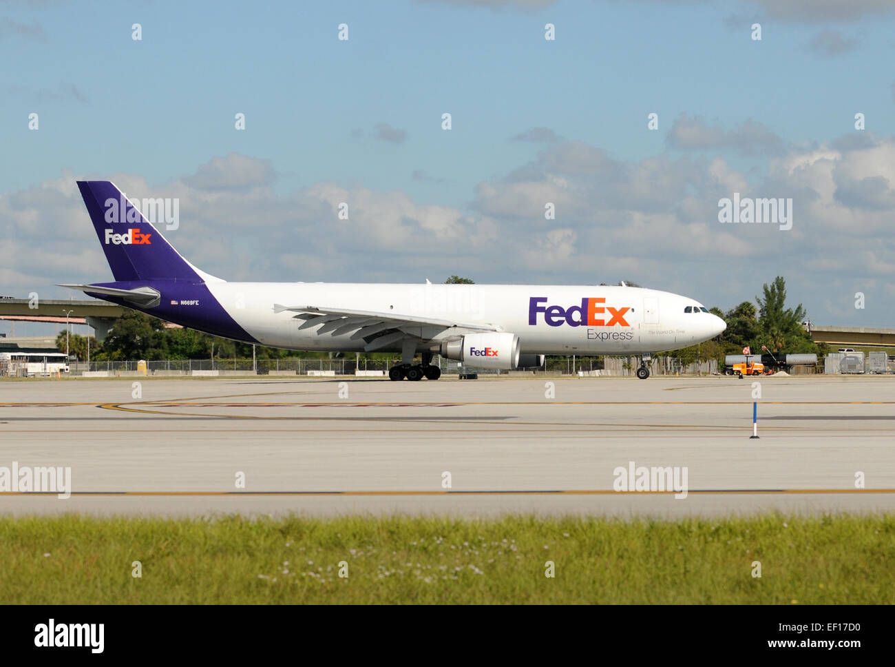 Fort Lauderdale, USA - October 30, 2009: Fedex cargo jet airplane ...