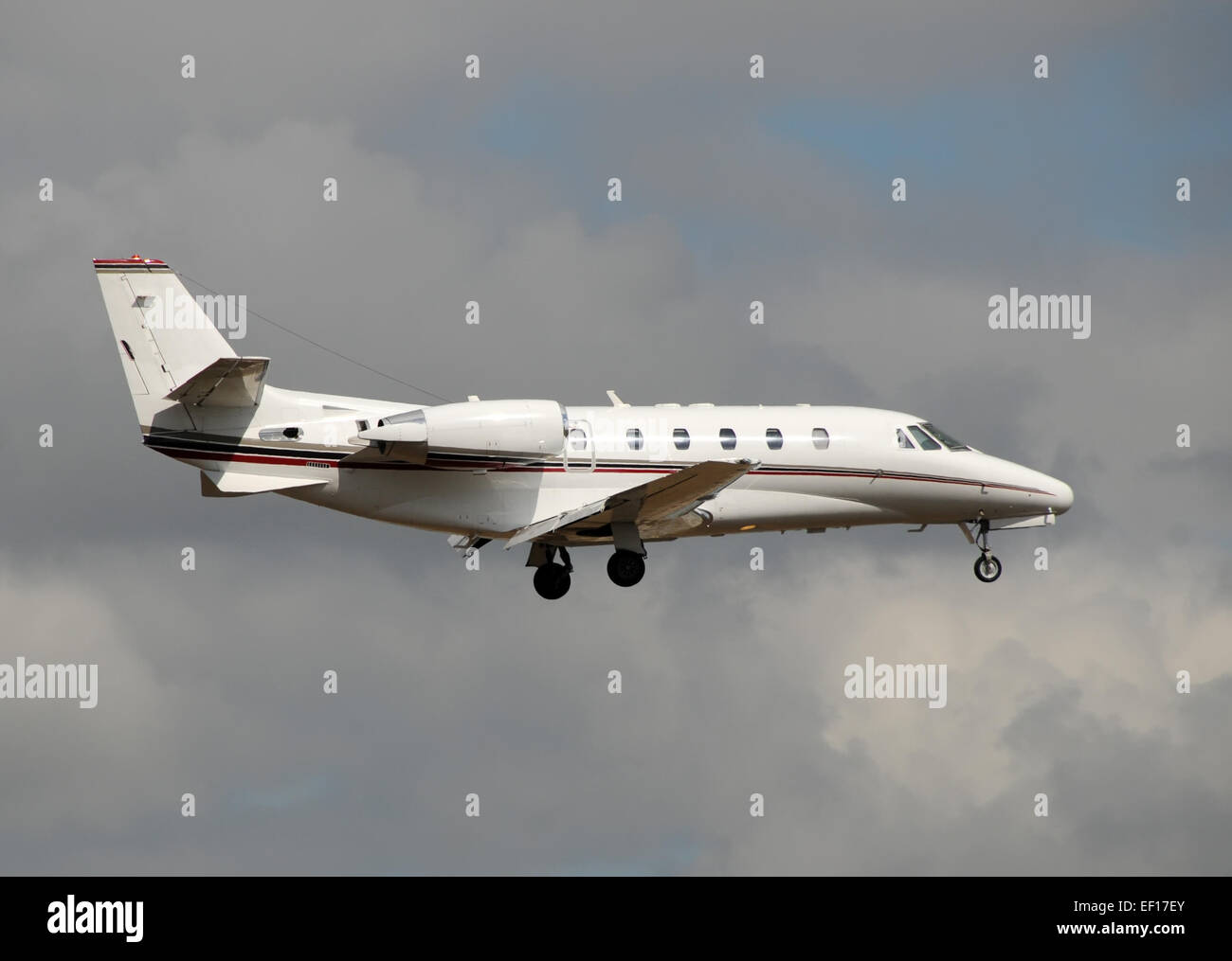 Side view airplane preparing landing hi-res stock photography and ...