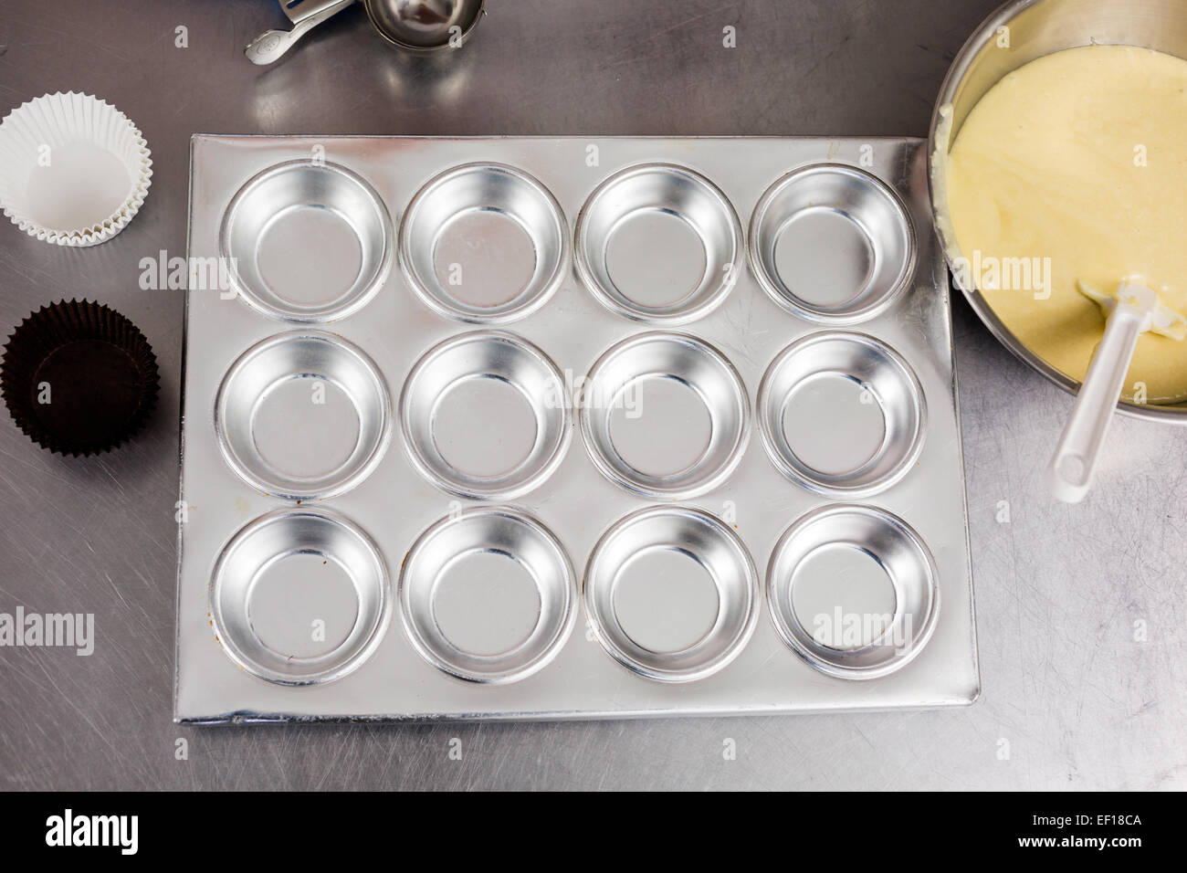 Cake sleeves hi-res stock photography and images - Alamy