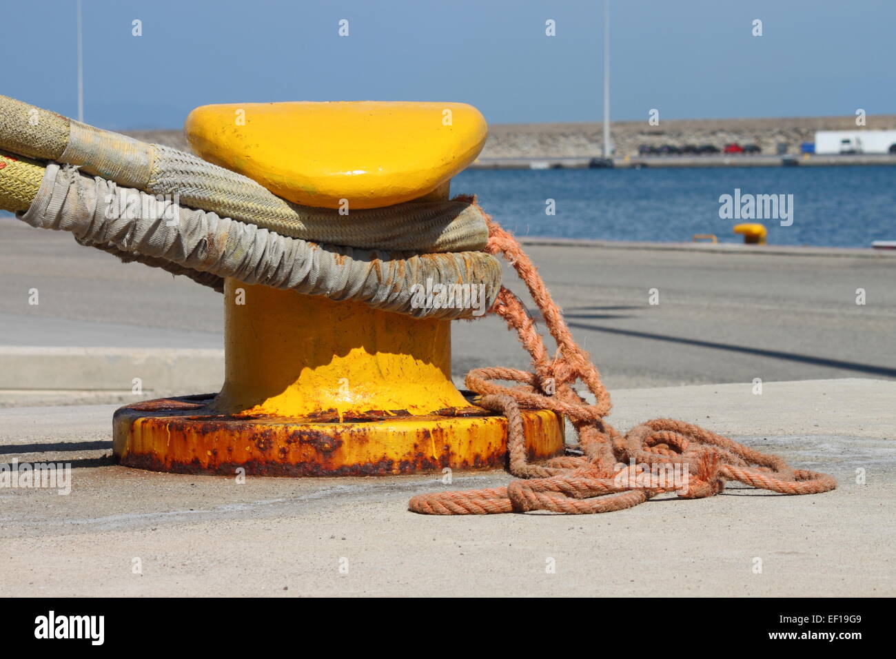 Yacht moored on an iron dock cleat Stock Photo - Alamy