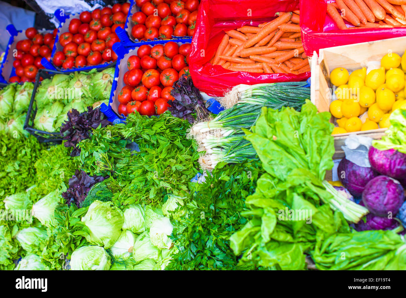 Fruits and vegetables at a farmers market Stock Photo - Alamy