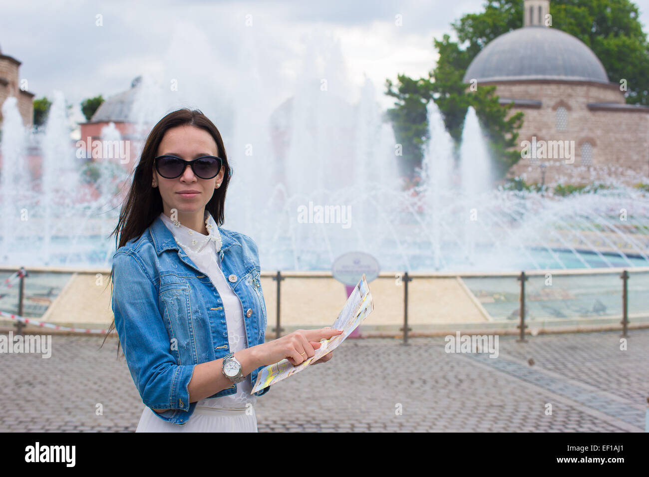 Young beautiful caucasian woman reading a map Stock Photo - Alamy