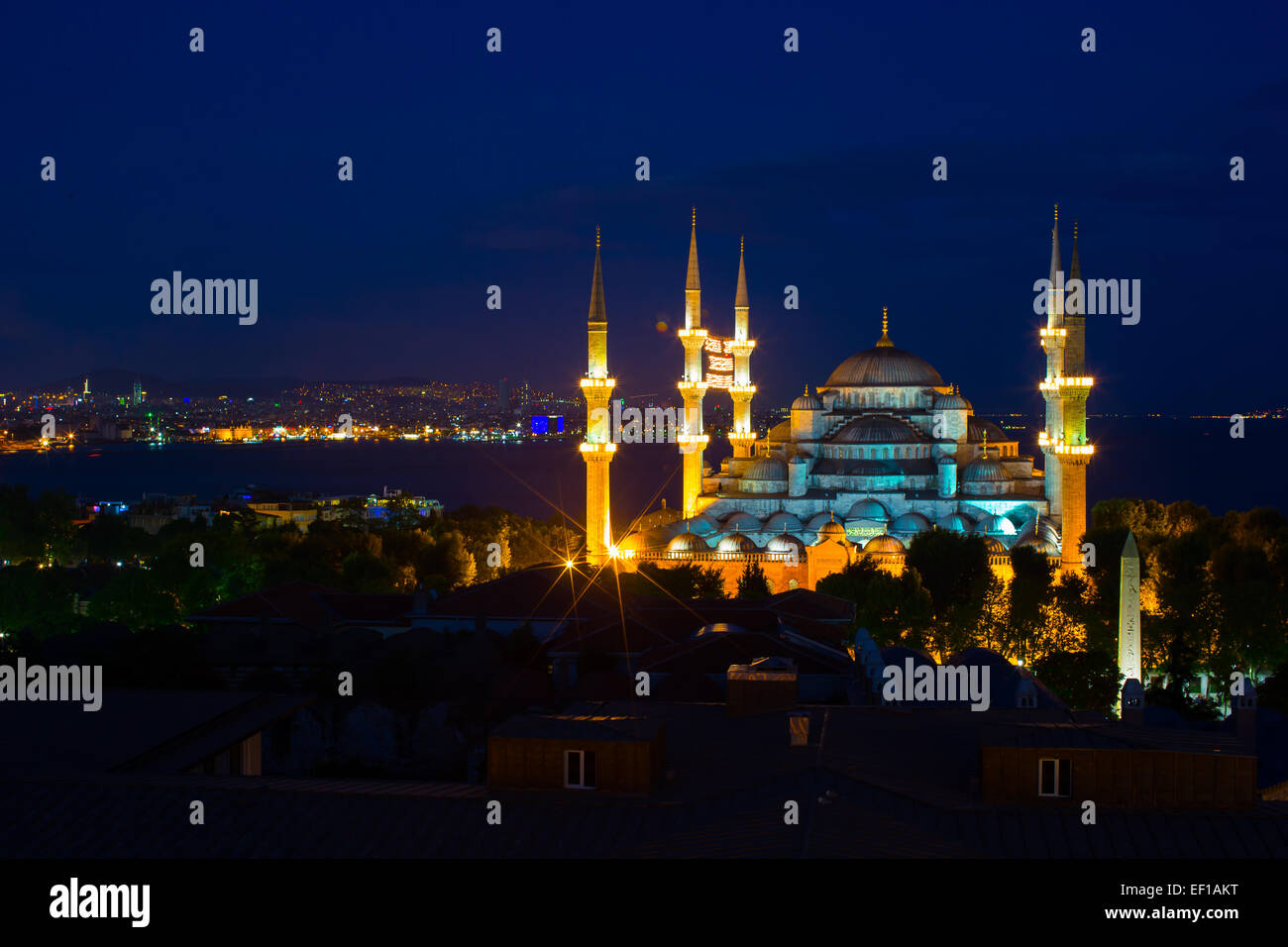 Blue Mosque at night in Istanbul, Turkey, Sultanahmet district Stock ...