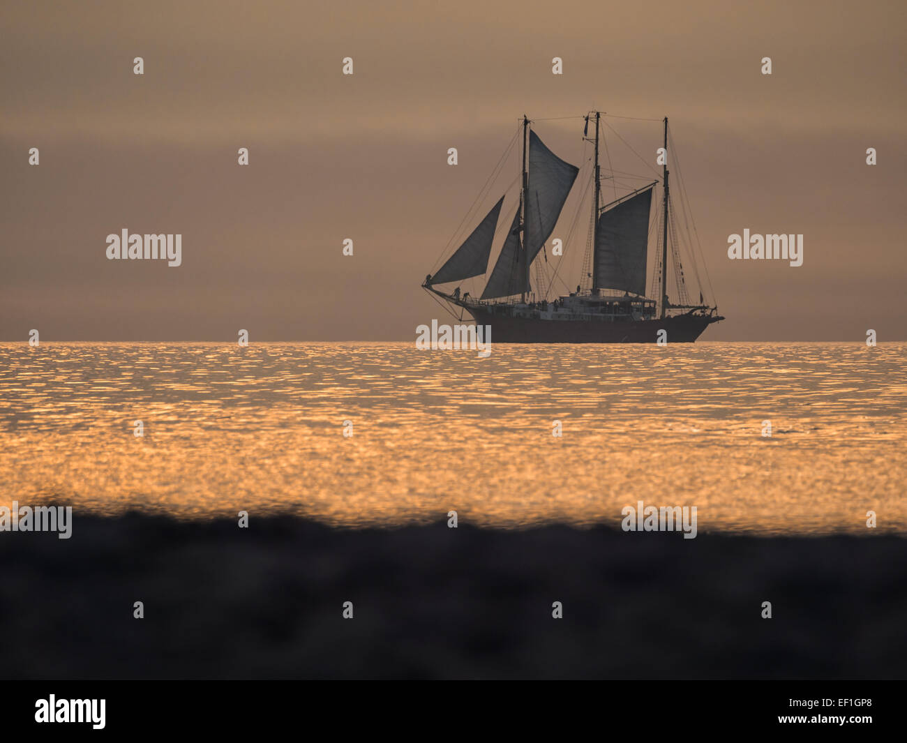 Sailing ship sunset hi-res stock photography and images - Alamy
