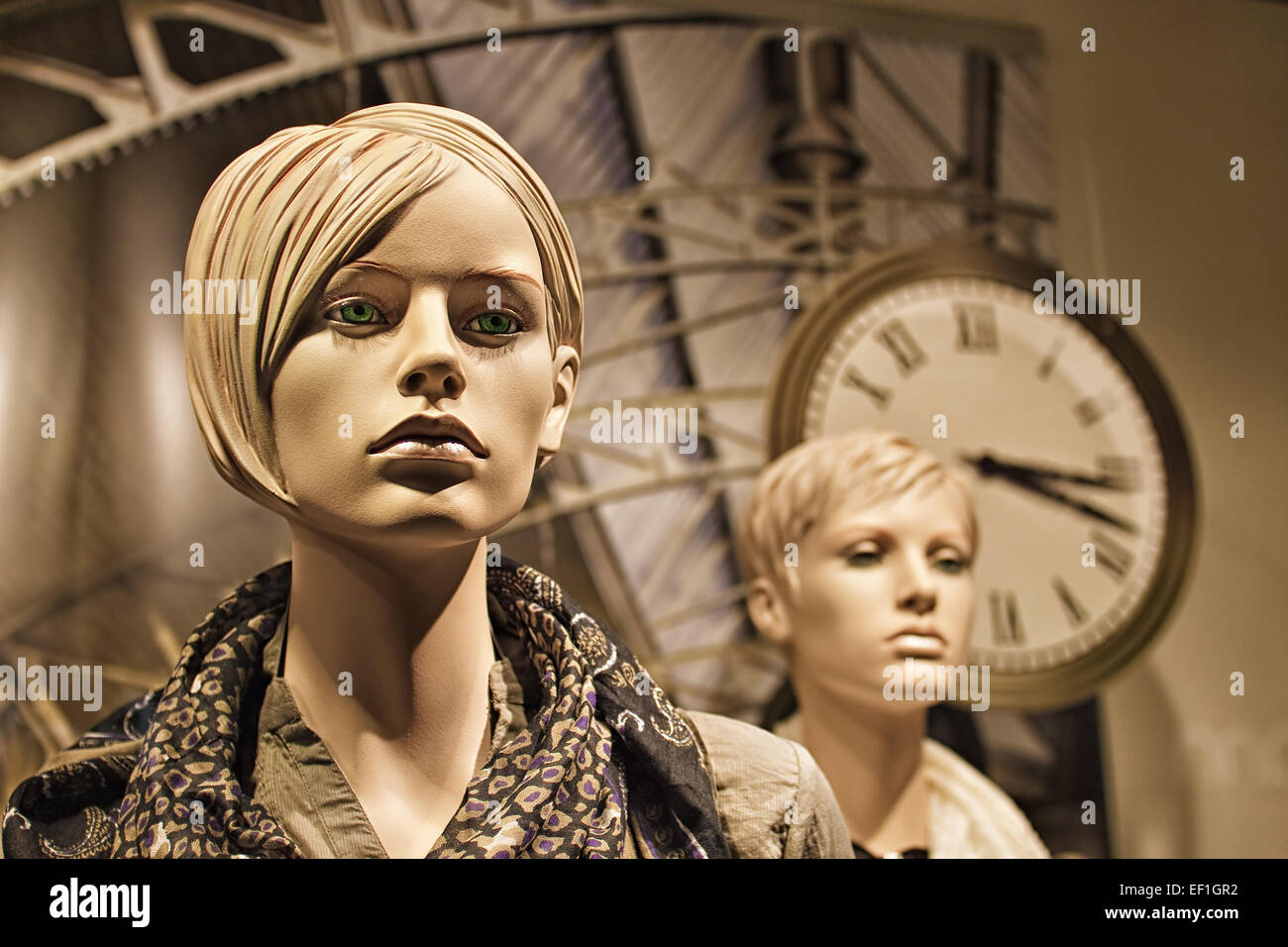 Store window mannequins hi-res stock photography and images - Alamy