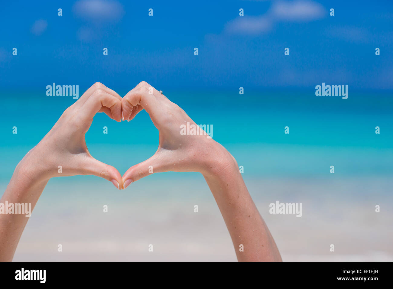 Heart shape pose beach hi-res stock photography and images - Alamy