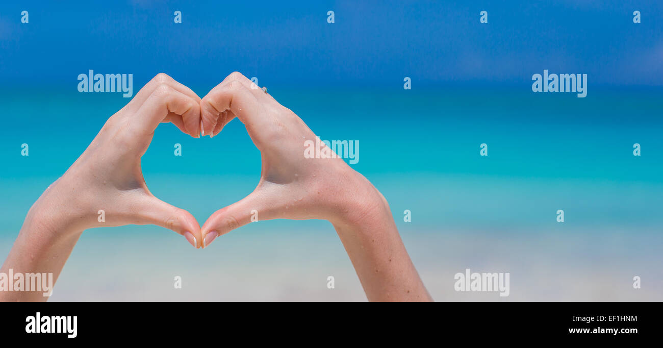 Heart shape pose beach hi-res stock photography and images - Alamy