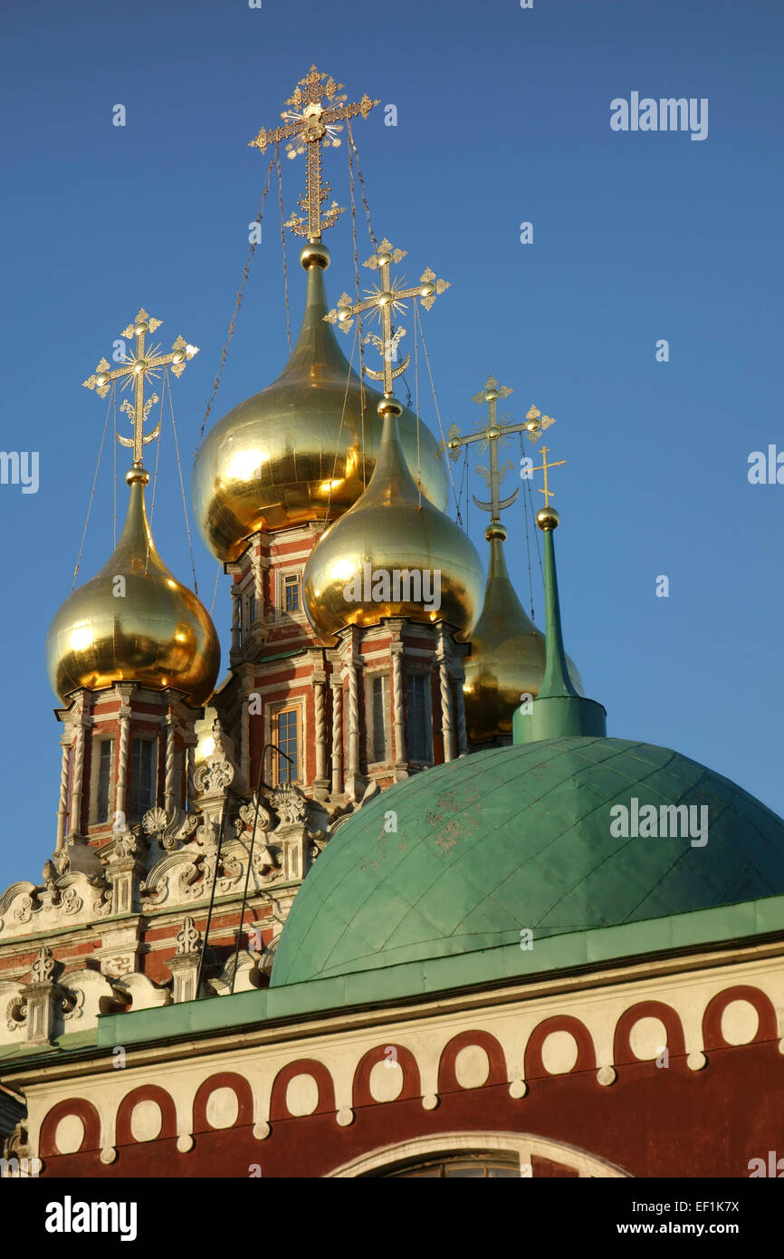 Golden domes of the Resurrection Church in Kadashi, Zamoskvorechye ...