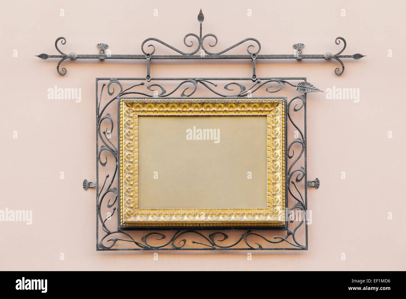 Iron frame building hi-res stock photography and images - Alamy