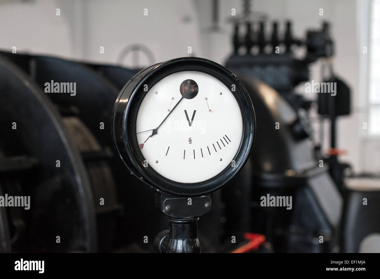 Vintage voltmeter. Part of old power plant Stock Photo - Alamy