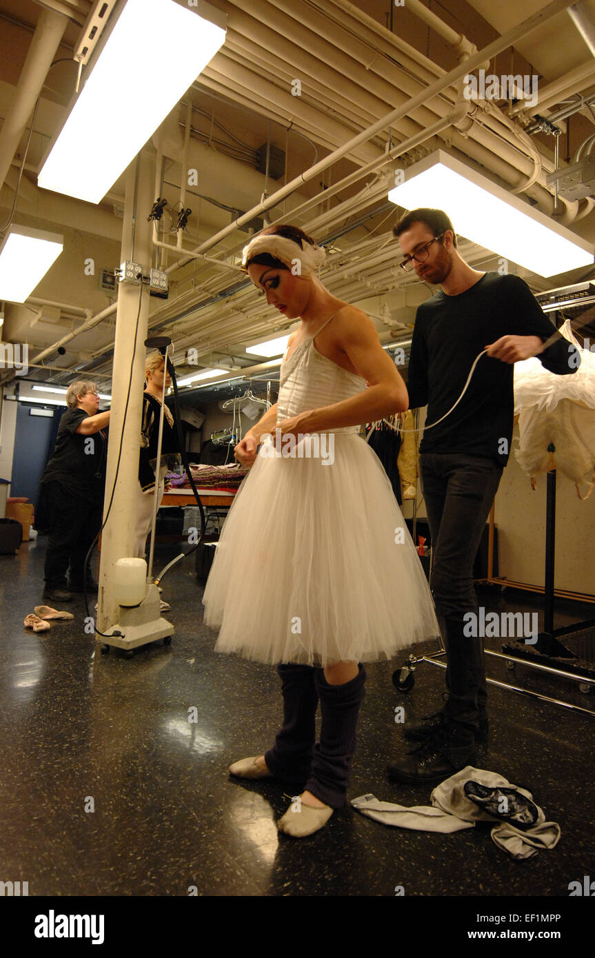 (150125) -- VANCOUVER, Jan. 25, 2015 (Xinhua) -- Dancer Chase Johnsey ...