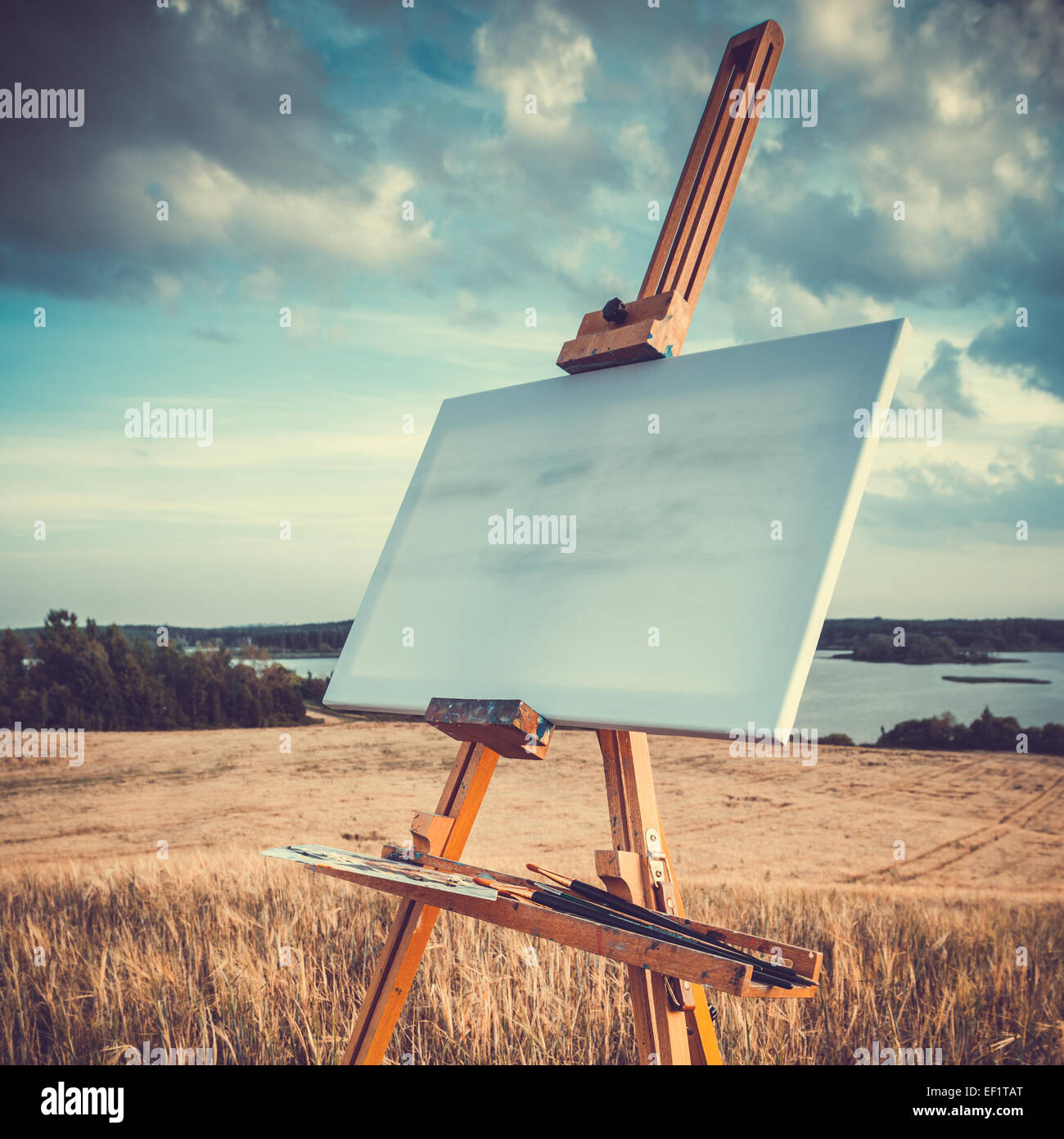 Artist easel hi-res stock photography and images - Alamy
