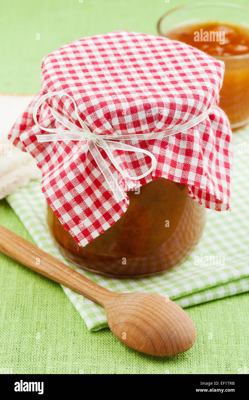 Gingham tablecloth garden hi-res stock photography and images - Alamy