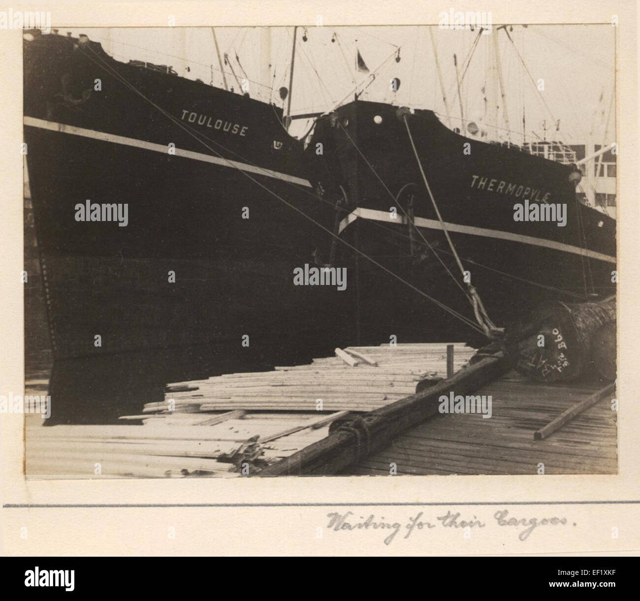 Loading cargo 1930s hi-res stock photography and images - Alamy