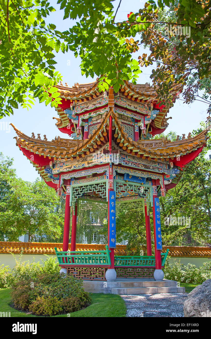 Traditional chinese garden with pond Stock Photo - Alamy