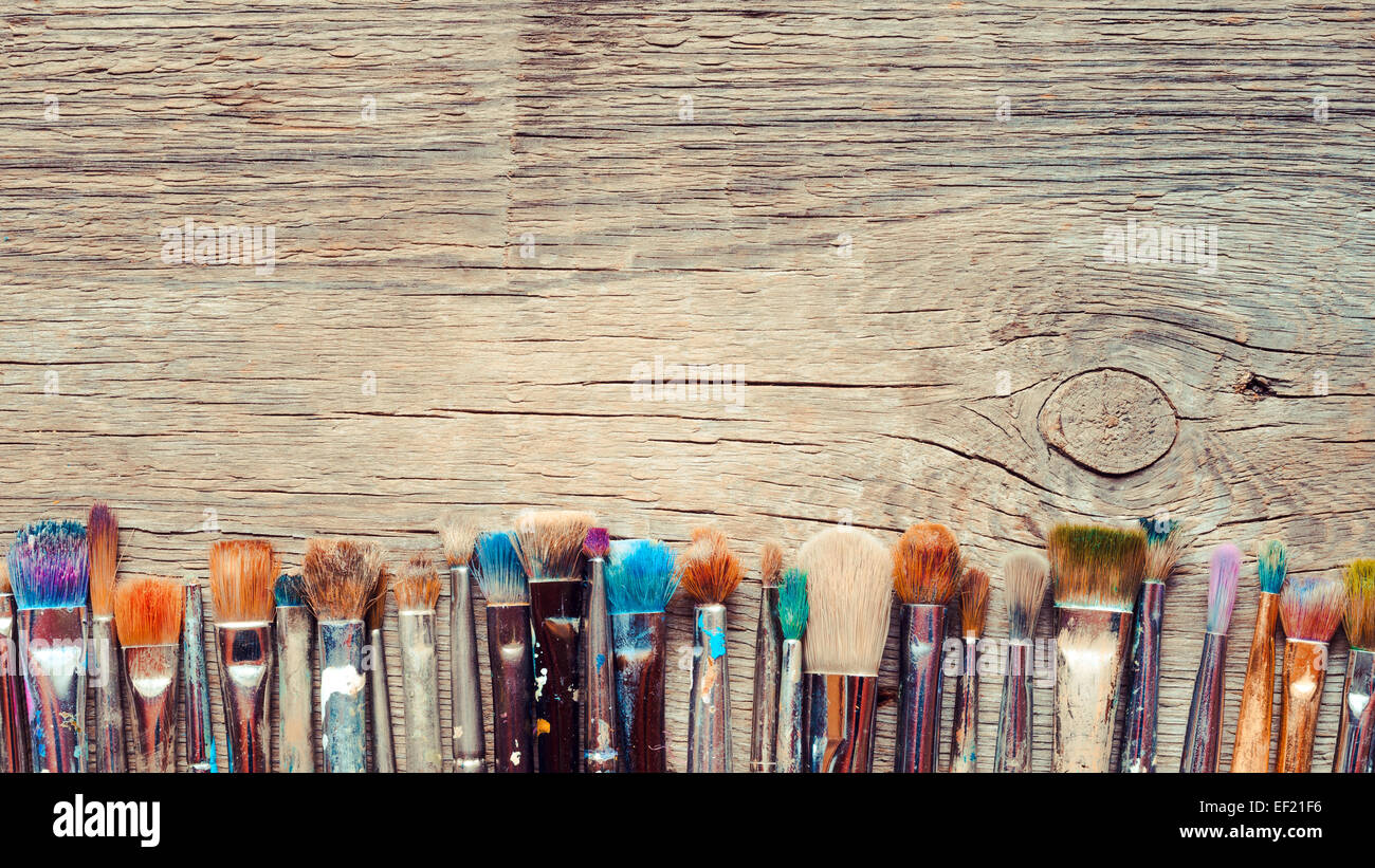 Old palette brushes paint artist hi-res stock photography and images ...
