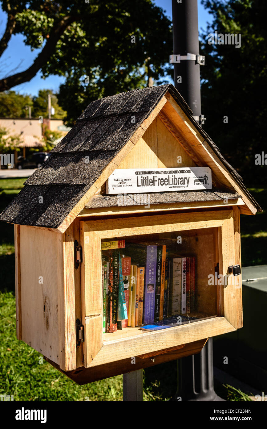 Free lending library box hi-res stock photography and images - Alamy