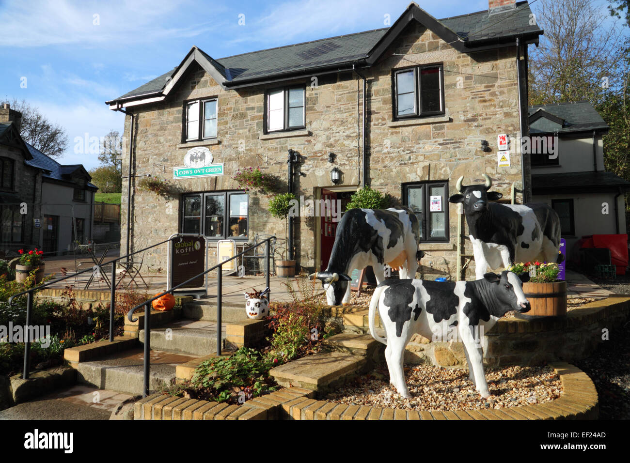Cow outside shop hi-res stock photography and images - Alamy