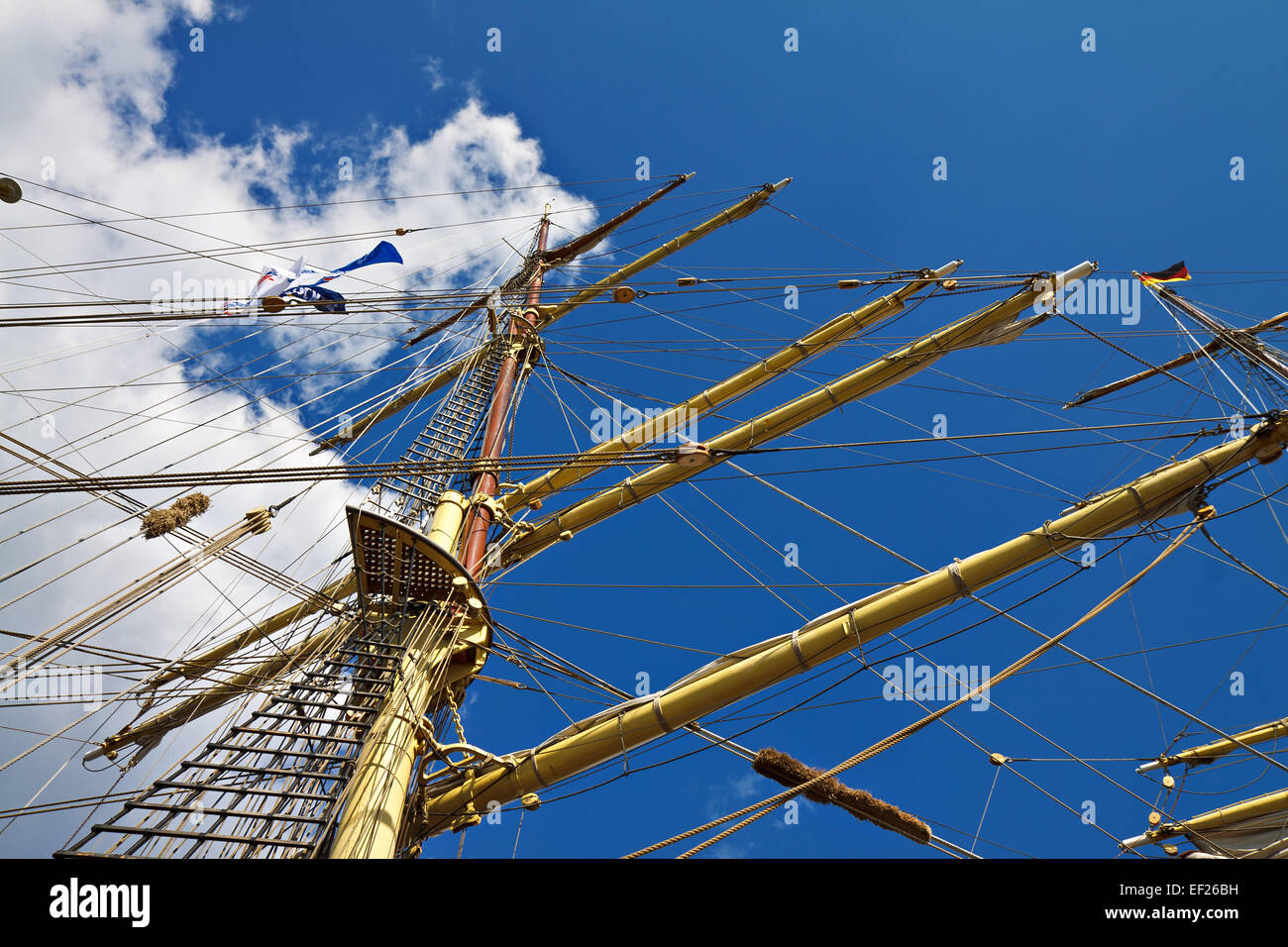 Ship mast wood hi-res stock photography and images - Alamy