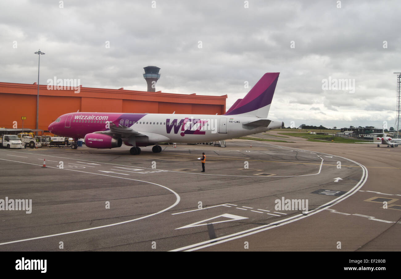 Wizz plane luton hi-res stock photography and images - Alamy