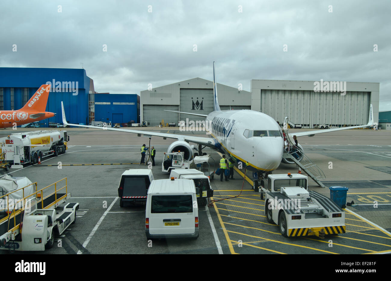 Luton airport ryanair hi-res stock photography and images - Alamy