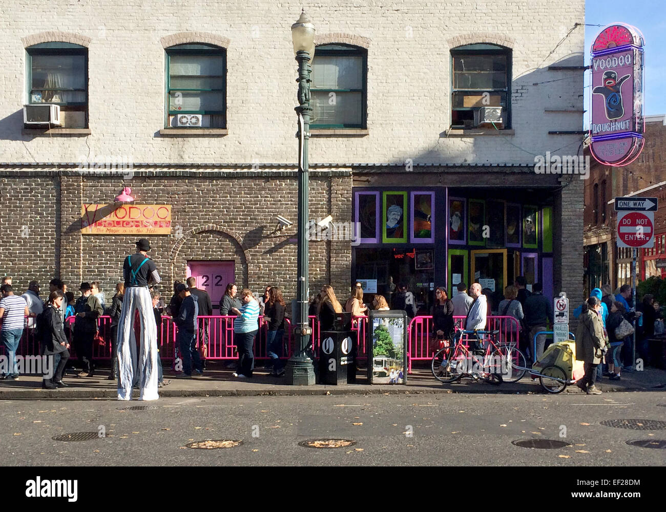 Portland, Oregon, USA. 08th Nov, 2015. People line up outside of ...