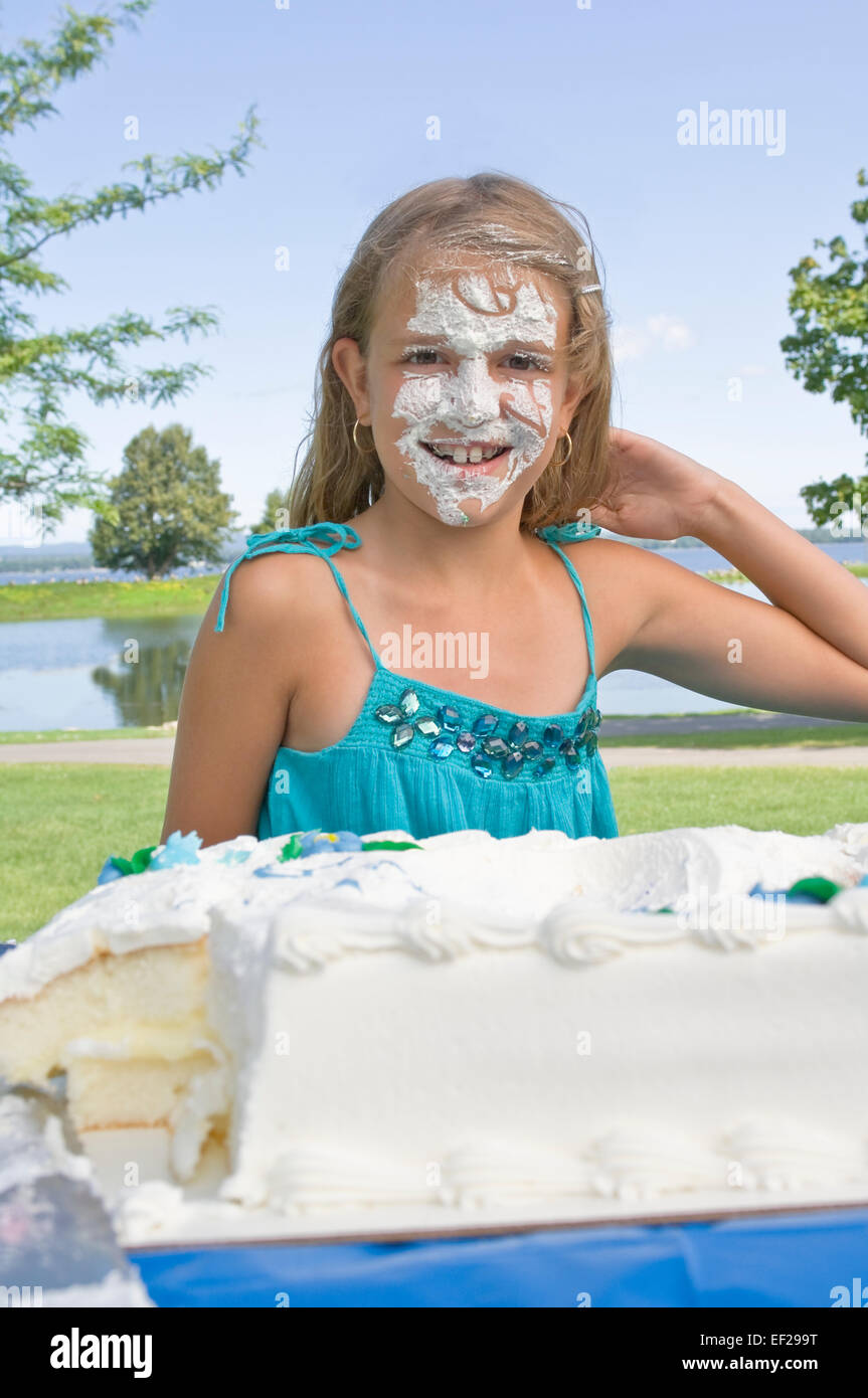 Children outdoor park tables hi-res stock photography and images - Alamy
