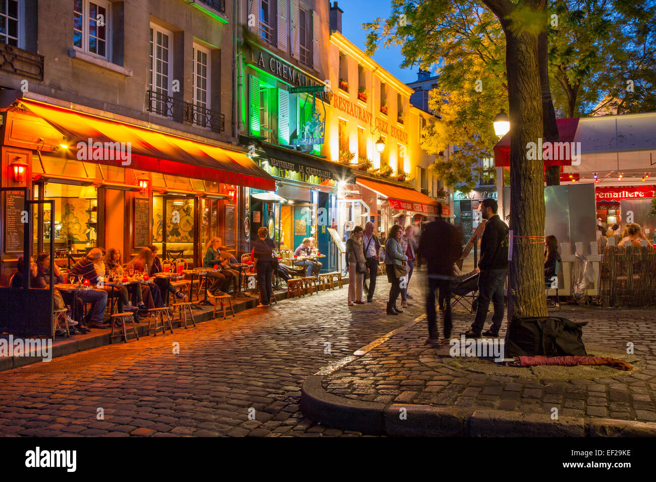 Evening scene in Place du Tertre, Montmartre, Paris, France Stock Photo ...
