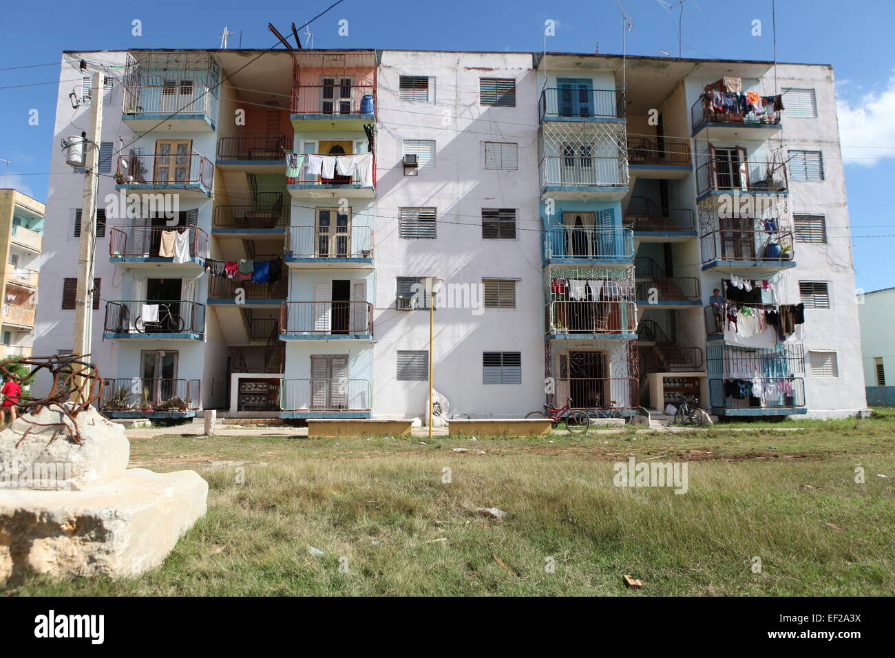 Apartment blocks in cuba hi-res stock photography and images - Alamy