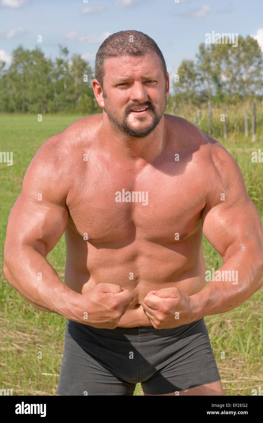 Bodybuilder outdoors flexing Stock Photo - Alamy