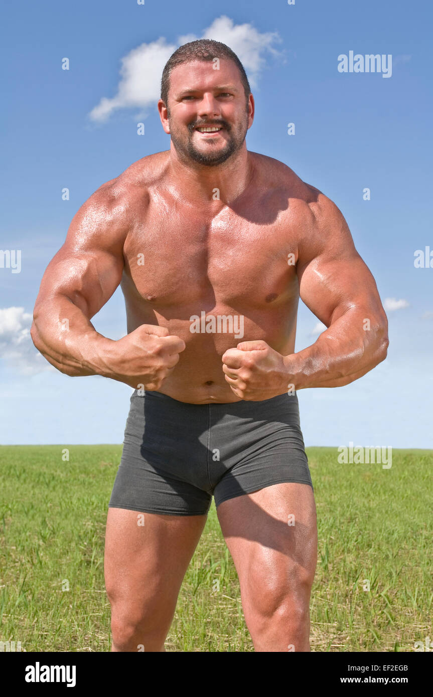 Bodybuilder outdoors flexing Stock Photo - Alamy