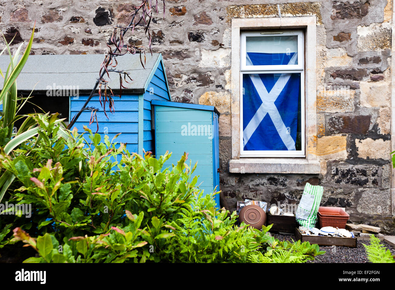 Scotish flag behind window of a house in Oban, Scotland Stock Photo - Alamy