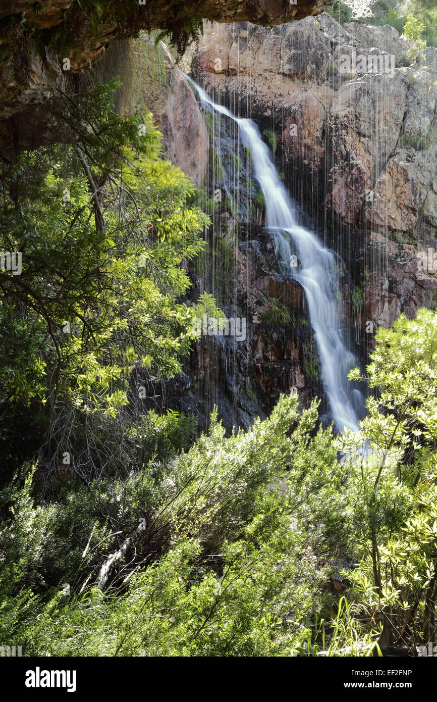 Rock overhang hi-res stock photography and images - Alamy
