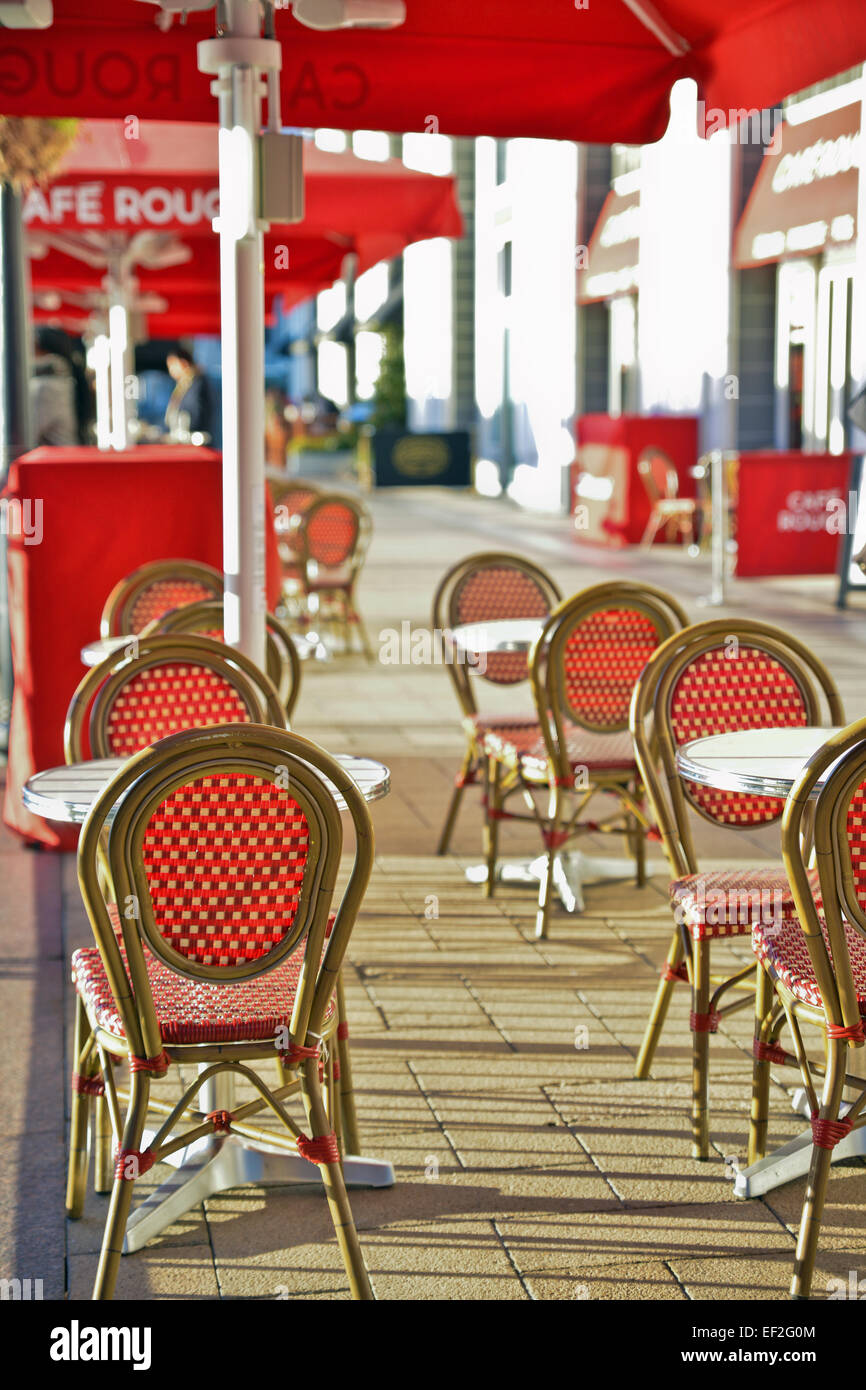 Outside cafe cafes table tables hi-res stock photography and images - Alamy