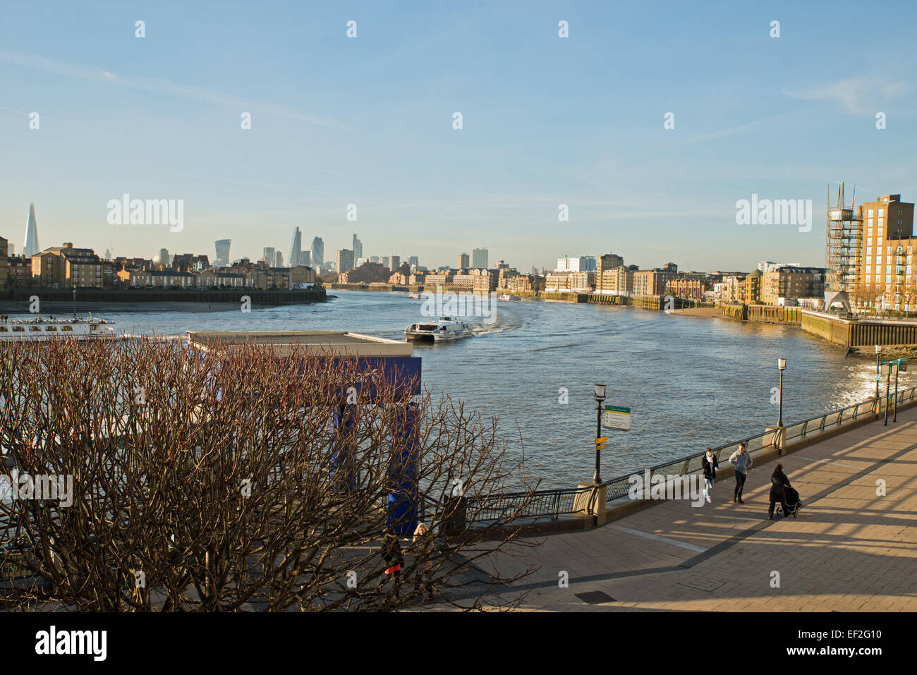 Thames tourist hi-res stock photography and images - Alamy