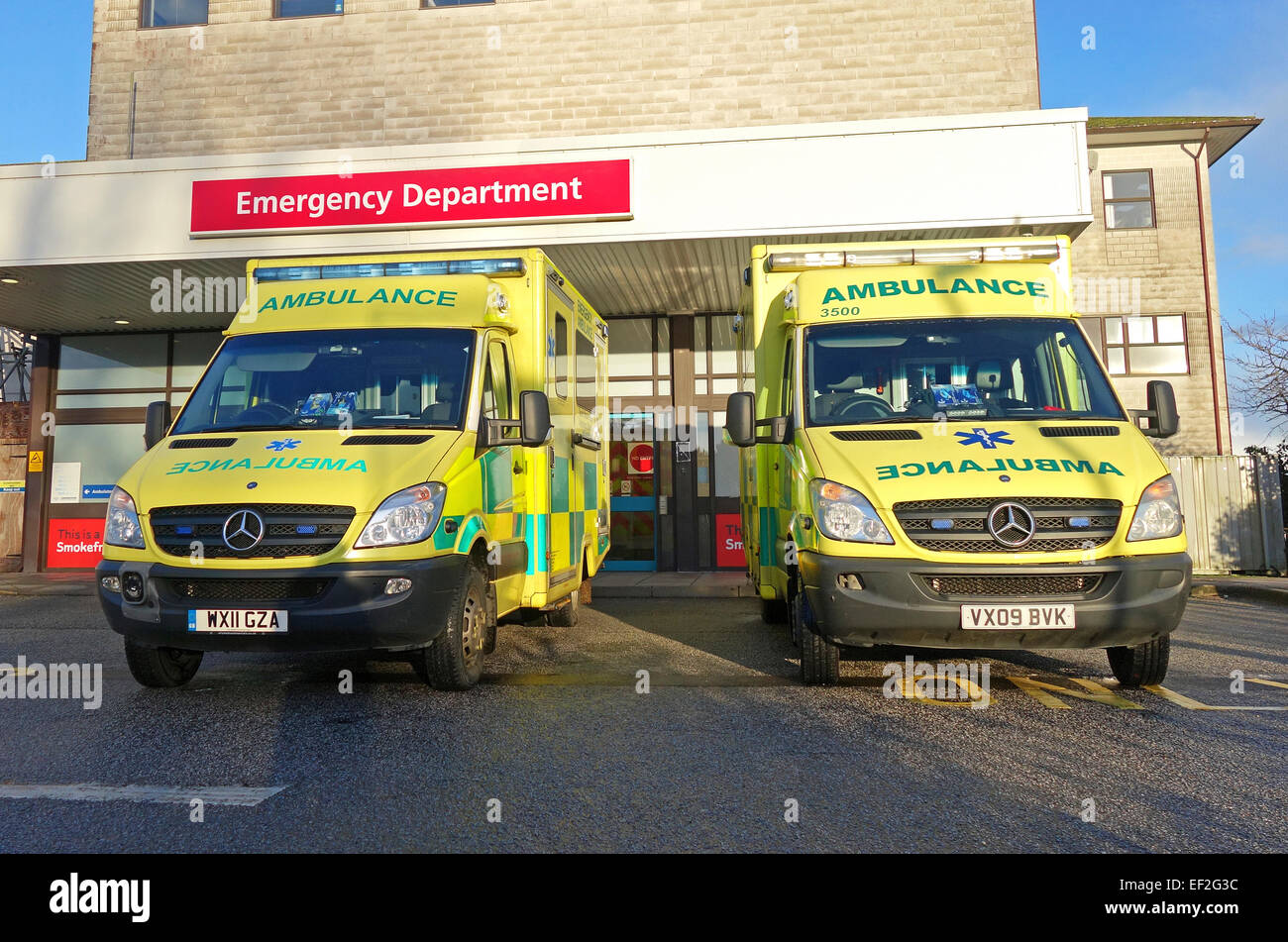 Ambulances outside an emergency department at a uk hospital l Stock ...