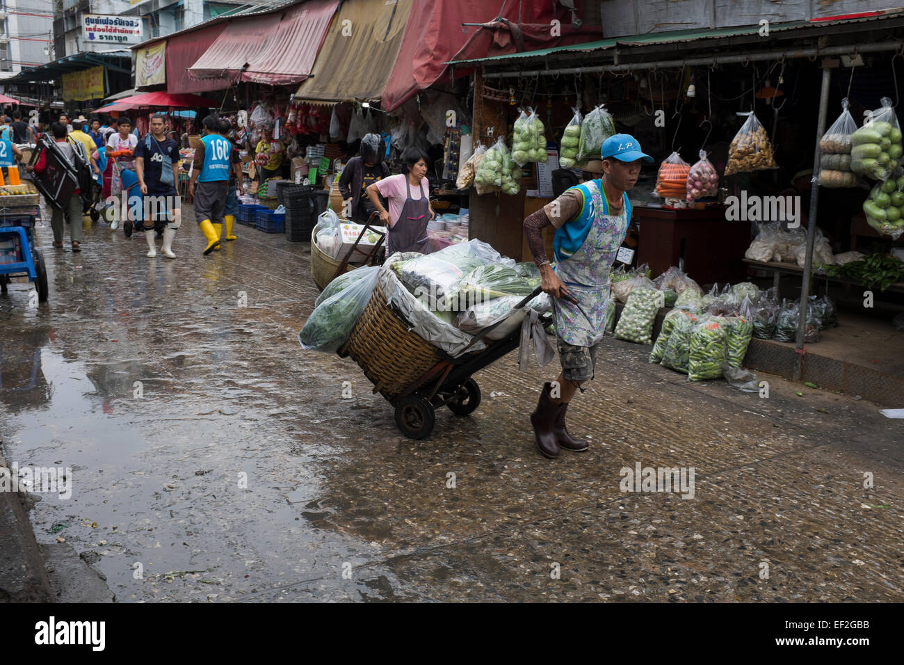 Market Porter at Khlong Toey or Toei Food Market Bangkok Stock Photo ...