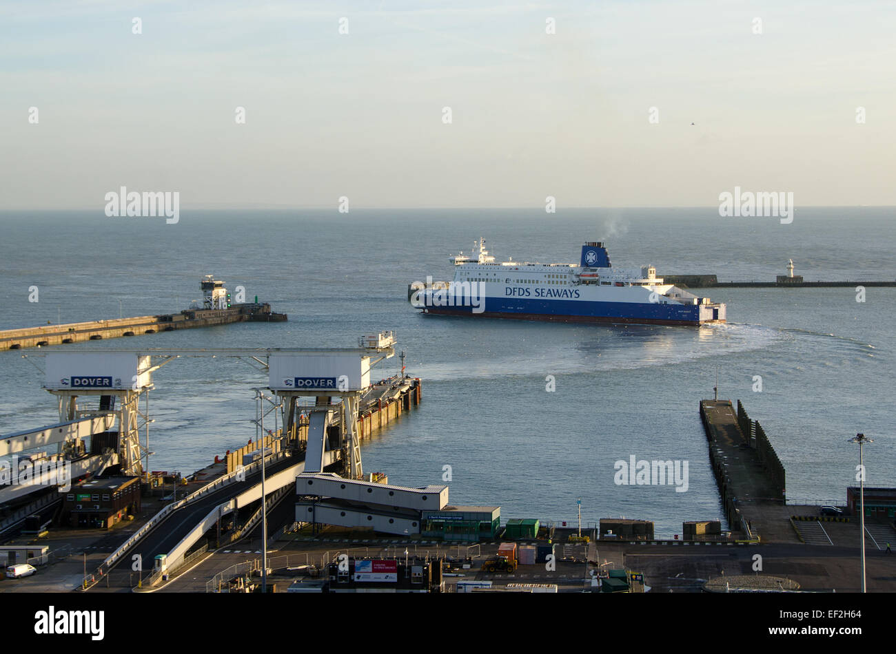 DFDS Ferry, MS Delft Seaways exiting the Port of Dover, Kent, UK. en ...
