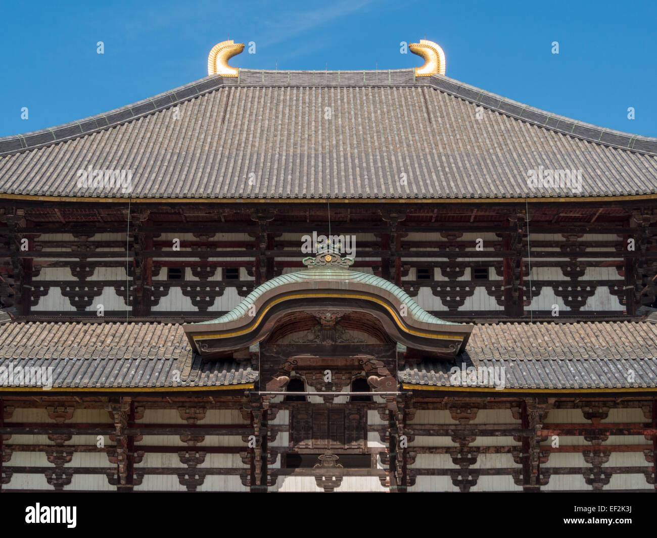 Detail of the wooden roof of Todai-ji Daibutsu-den temple Great Buddha ...