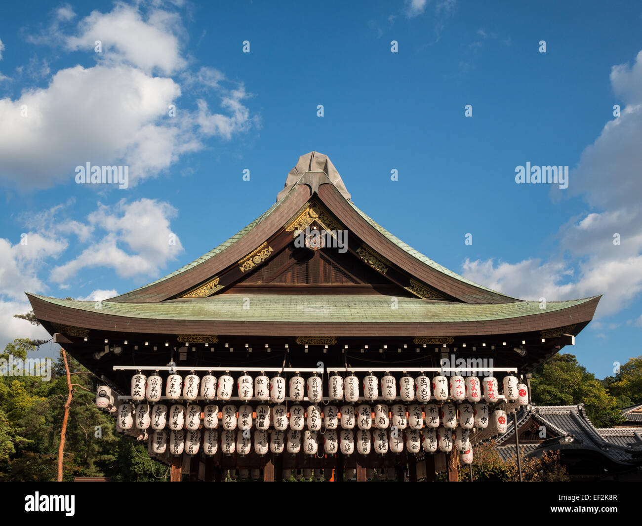 Roof detail with lanterns at Yasaka-jinja temple Stock Photo - Alamy