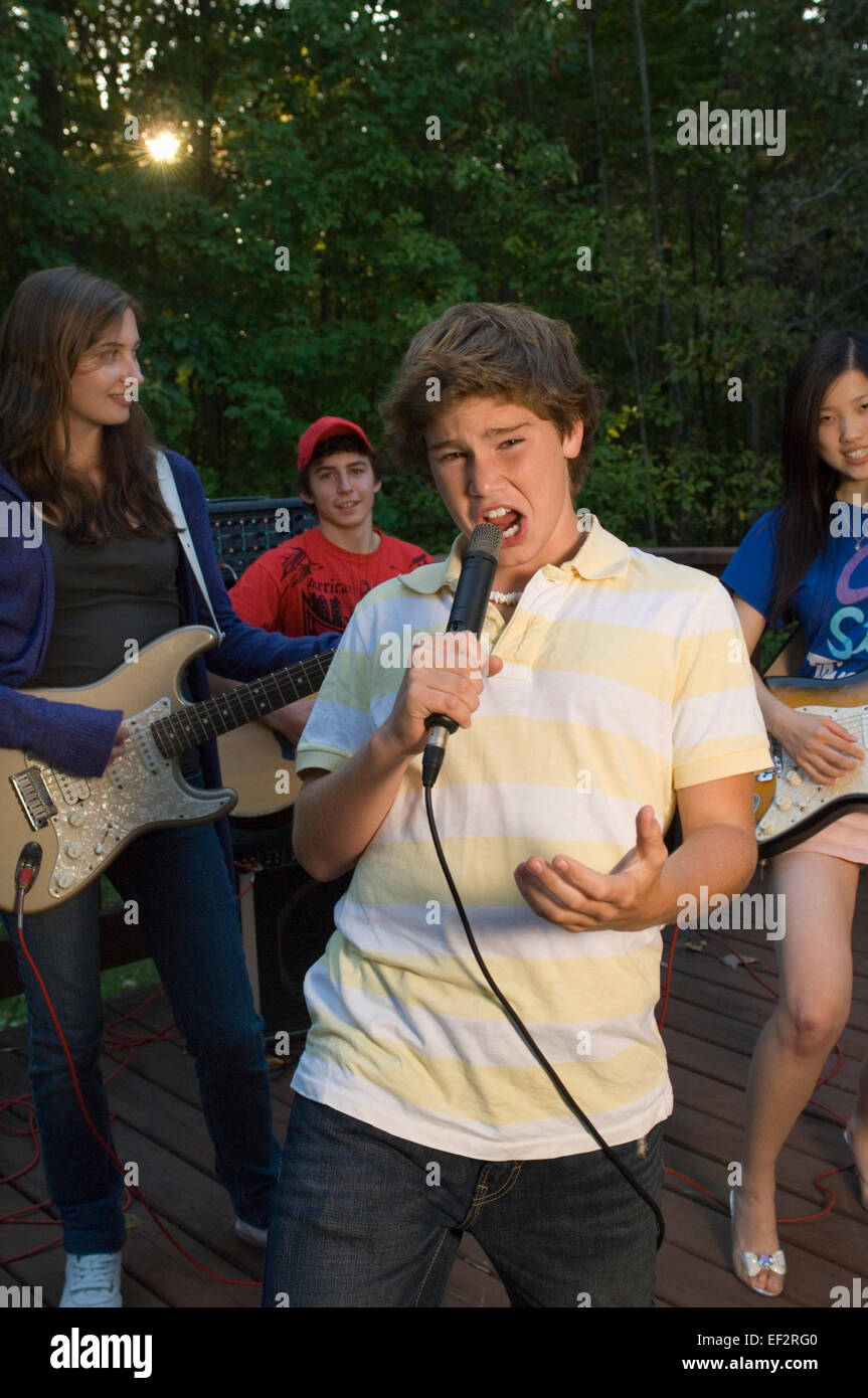 Teenage singers hi-res stock photography and images - Alamy