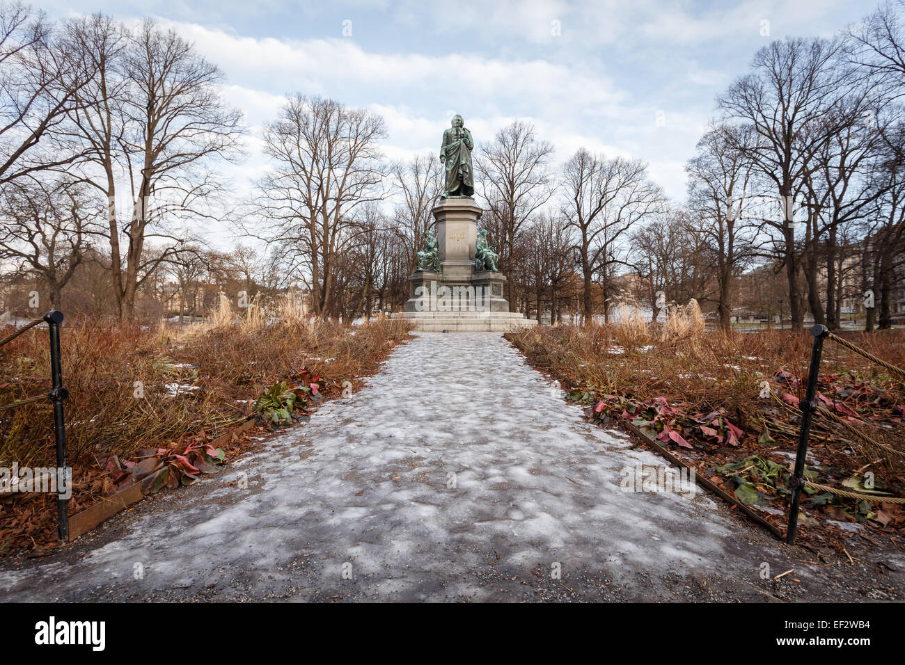 Linnaeus Monument . Bronze statue of Carl Linnaeus created by Fritjof ...